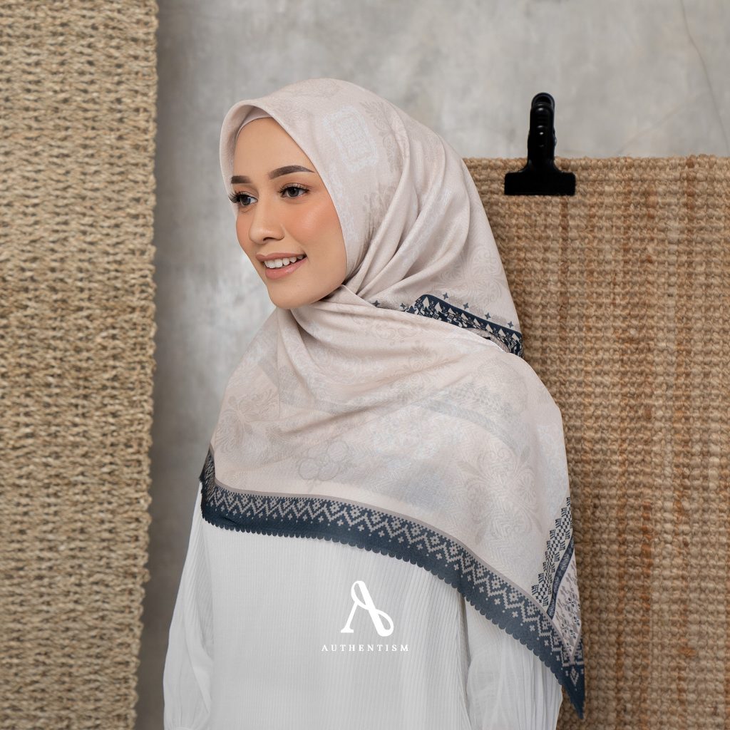 Aubin Scarf - Authentism